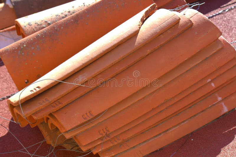 Tuile de toit rouge photo stock. Image du tuile, travail - 44012144