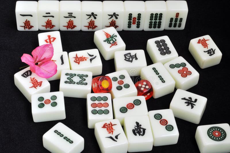 Tuiles De Mahjong Sur Le Fond Noir Photo stock - Image du traditionnel ...