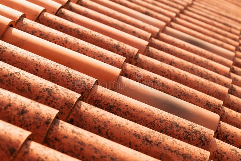 Tuiles De Toit Rouges Photos Stock - Download 2,124 Royalty Free Photos