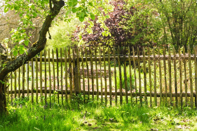 Houten Omheining In Een Tuin Stock Afbeelding - Afbeelding bestaande ...