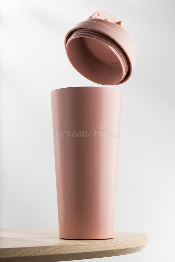 Tumbler Rosa O Termo En Mesa De Madera Imagen de archivo - Imagen de ...