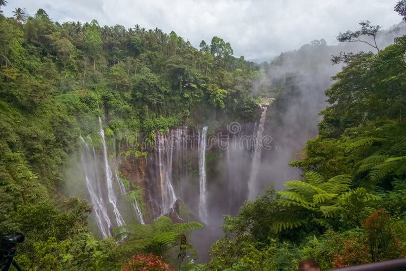 Tumpak Sewu Oder Coban Sewu Ist Ein Gestaffelter Wasserfall in Ost Java ...