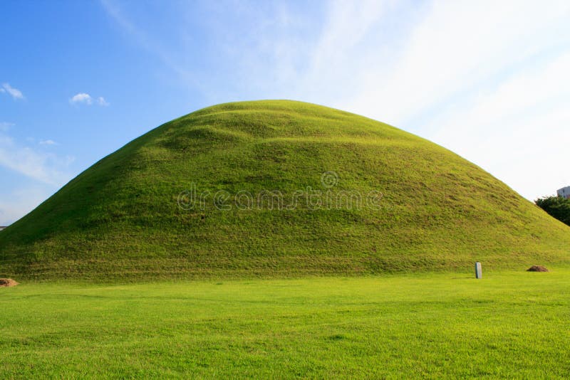 Tumuli della tomba antica fotografia stock. Immagine di cieli - 32205718