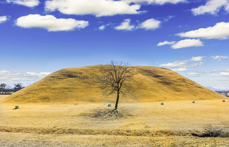 Tumuli En Kyeongju, Corea Del Sur Imagen de archivo - Imagen de claro ...