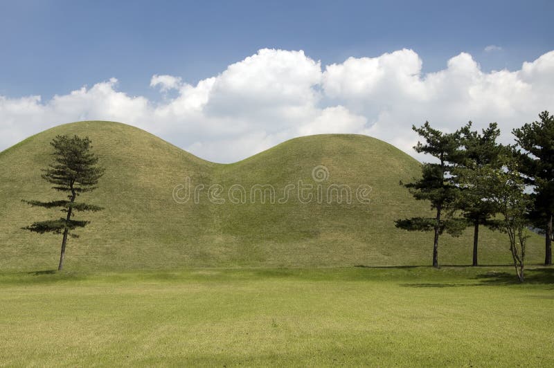 Tumuli-Park Gyeongju, Südkorea Stockbild - Bild von asien, idyllisch ...