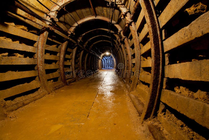 Tunnel photo stock. Image of mystérieux, trou, ruines - 23478388