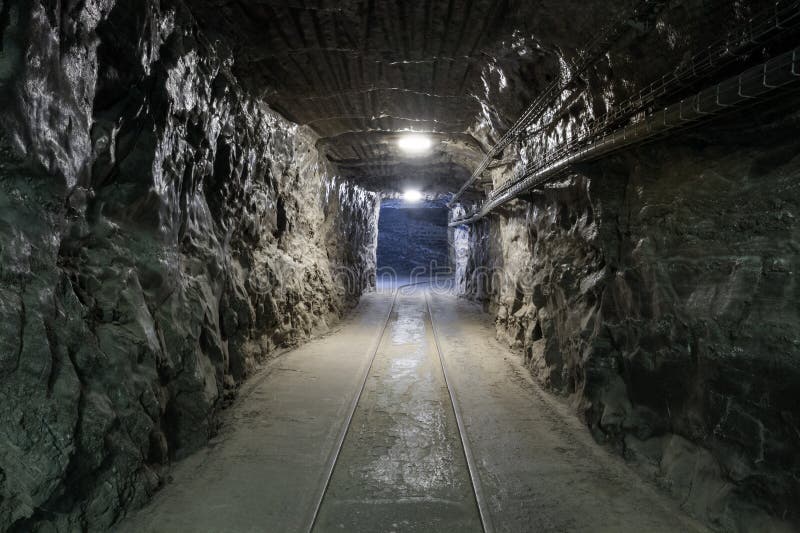 Tunnel de mine souterraine image stock. Image du cracovie - 57551705