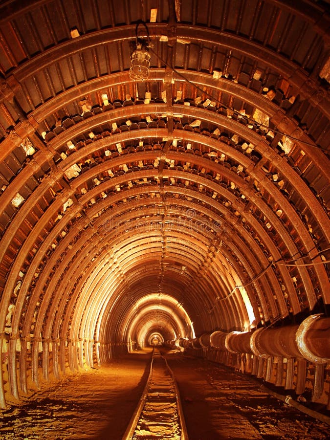 Tunnel souterrain photo stock. Image du transport, recul - 10454118