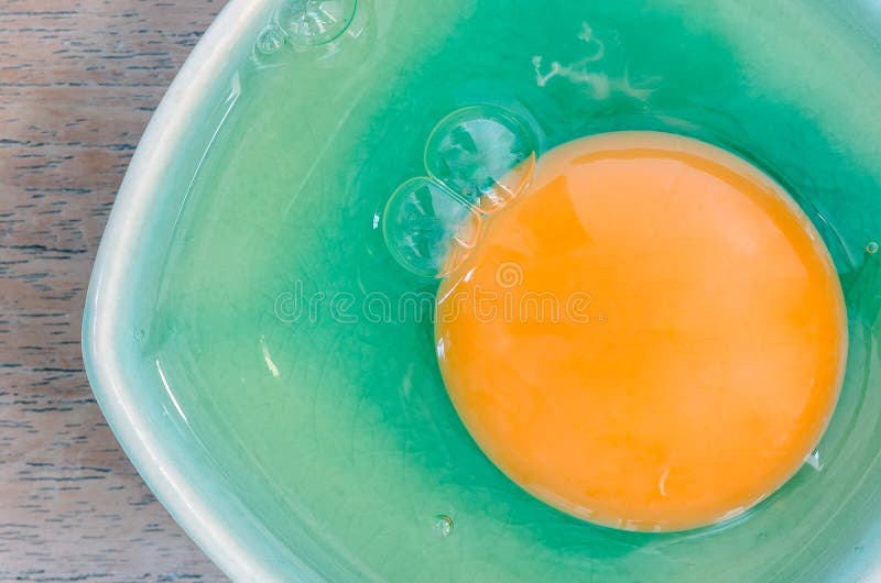 Tuorlo fotografia stock. Immagine di uovo, sano, crudo - 64552182