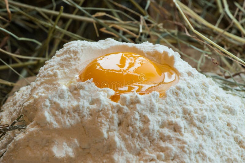 Tuorlo in Farina Uovo Rotto Uovo Bianco Farina in Un Vaso Di Argilla ...