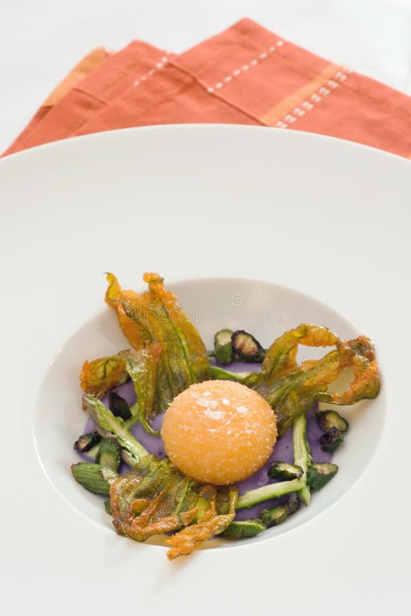 Tuorlo fritto fotografia stock. Immagine di asparago - 24435292