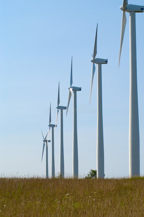 Éoliennes alignées image stock. Image du rural, expansible - 934187