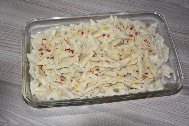 Turc Manti (ravioli) De Plat Avec Le Poivron Rouge, Le Beurre, La Sauce ...