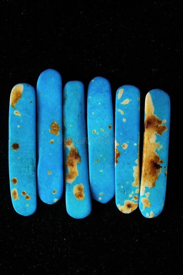 Turchese Blu Gem Stone Di Howlite Immagine Stock - Immagine di gioiello ...