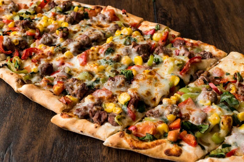 Alimento Tradicional De Pide Do Turco Com Carne E Salada Imagem de ...