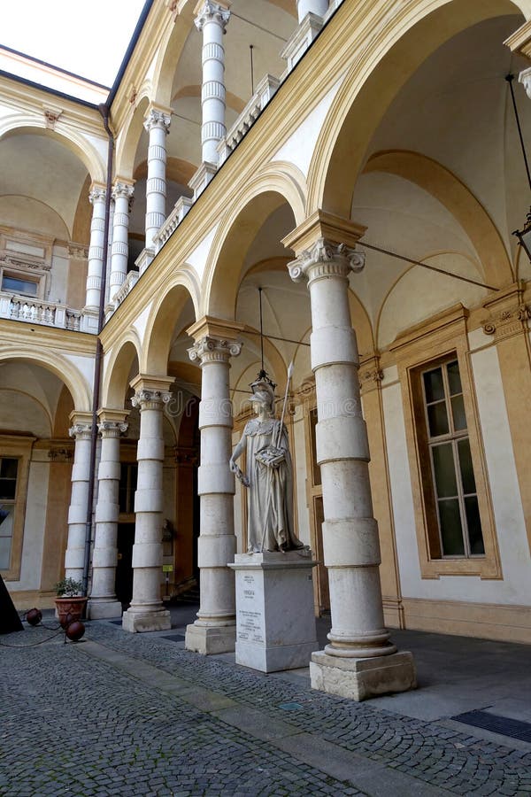 Turin L'université De La Statue De Turin De Minerva Photo stock - Image ...