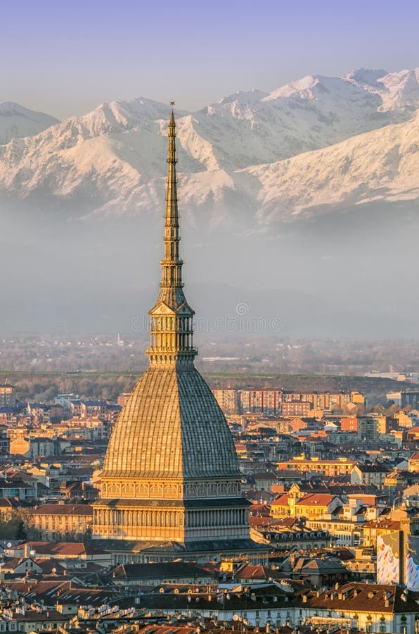 Turin (Torino), Mole Antonelliana Und Alpen Stockfoto - Bild von schnee ...