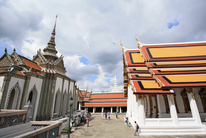 Turist Med Landskap Och Pagoder I Wat Phra Kaew Redaktionell Arkivfoto ...