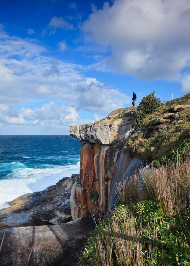 Turista en el acantilado imagen de archivo. Imagen de acantilado - 20807133