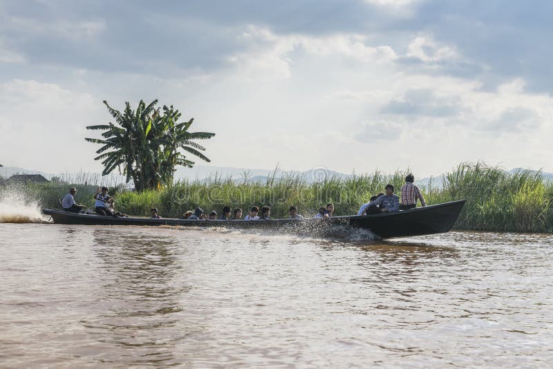 Turista en el lago Inle fotografía editorial. Imagen de barco - 90969297