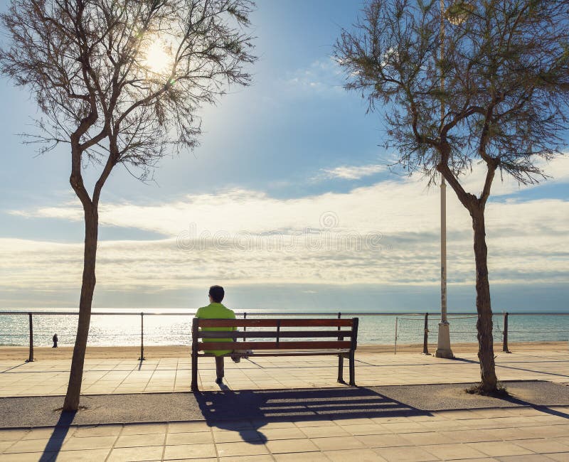 Turista Que Descansa E Que Olha a Praia Foto de Stock - Imagem de ...