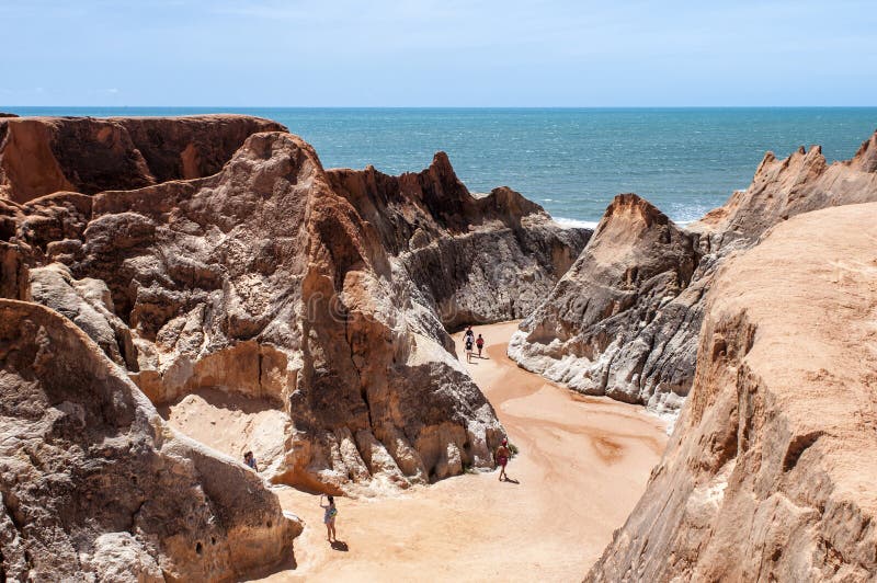 Turistas En La Playa Rocosa Foto editorial - Imagen de cubo, vacaciones ...