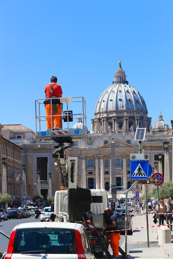 Turistas en Roma - Italia fotografía editorial. Imagen de colosal ...