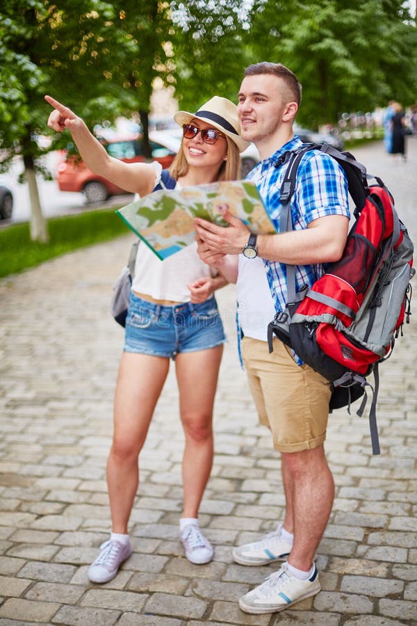 Turistas modernos imagem de stock. Imagem de mapa, turismo - 56008527