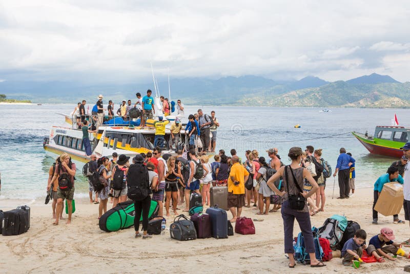Turistas Que Llegan En El Aire De Gili Foto de archivo editorial ... Turistas Que Llegan En El Aire De Gili Foto de archivo editorial ...