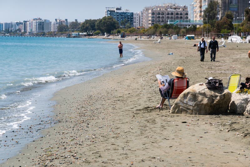 Turister På Stranden, Limassol, Cypern Redaktionell Arkivfoto - Bild av ...