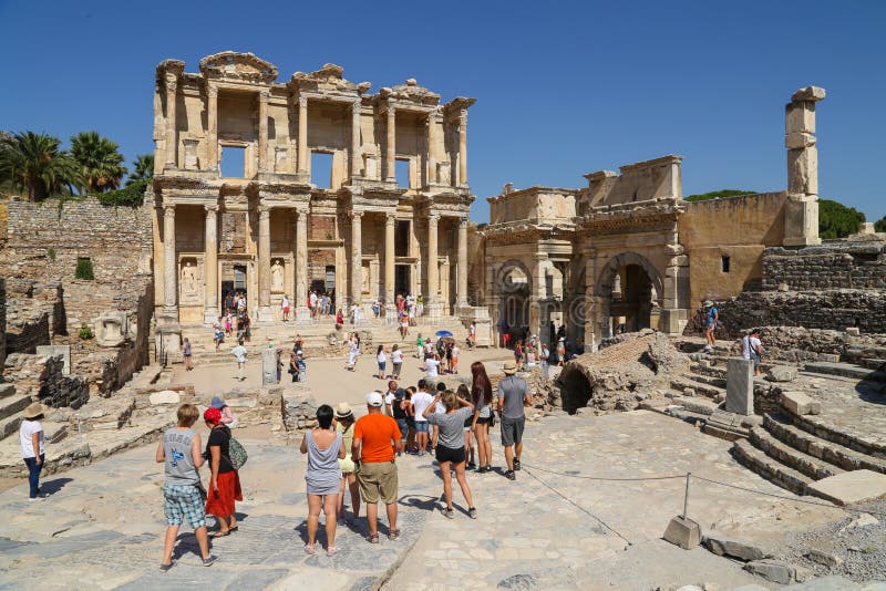 Turisti Che Ammirano Greco Antico E Roman Library of Celsus Fotografia ...