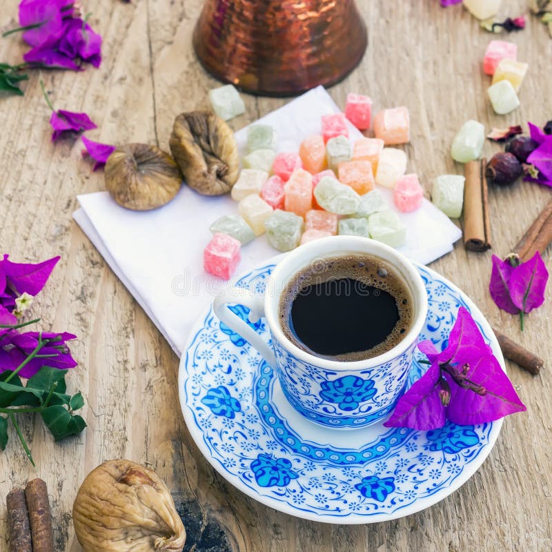 Turkiskt Kaffe Och Turkisk Delight Med Traditionell Kopp Och Bricka ...