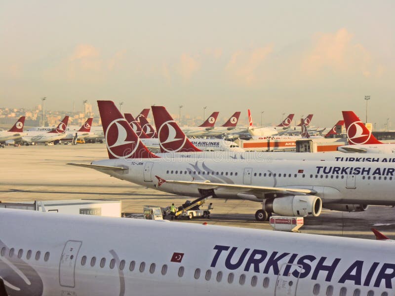 Turkish Airlines Jets am Flughafen Istanbul Redaktionelles Bild - Bild ...