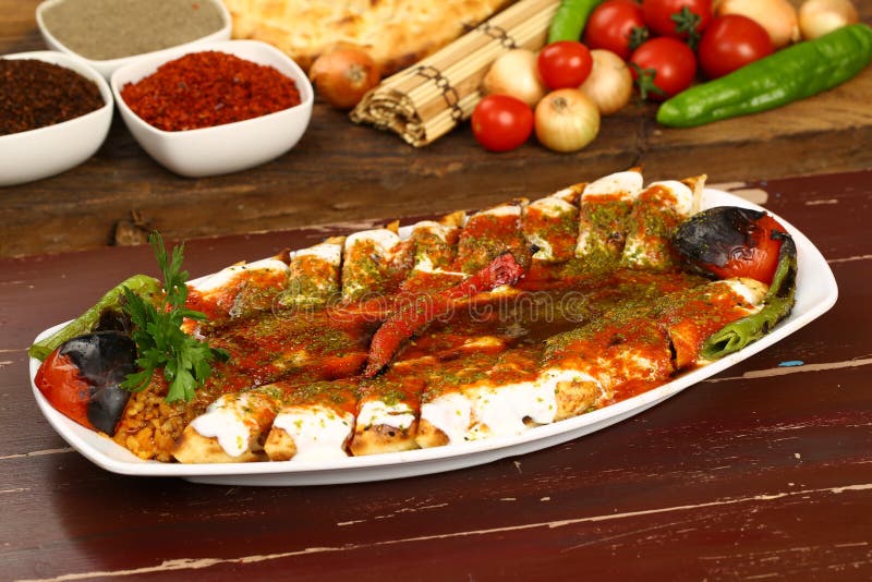 Turkish Beyti Kebap стоковое изображение. изображение насчитывающей ...