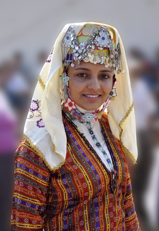 Turks Meisje in Traditionele Doek Redactionele Fotografie - Image of ...