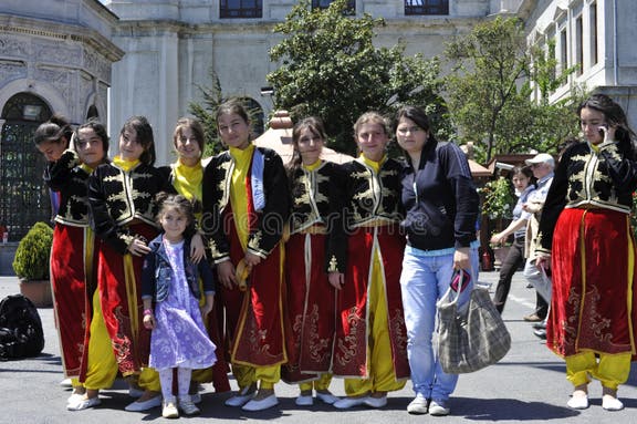 Turkse Dames in Traditionele Kleren Redactionele Stock Afbeelding ...