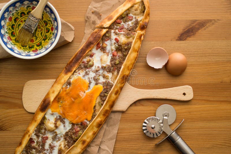 Turkse Pide Met Ei En Gehakt Stock Afbeelding - Image of gebakken ...