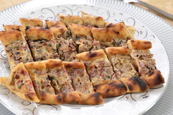 Turkse pizza stock afbeelding. Image of hongerig, olijf - 32906709