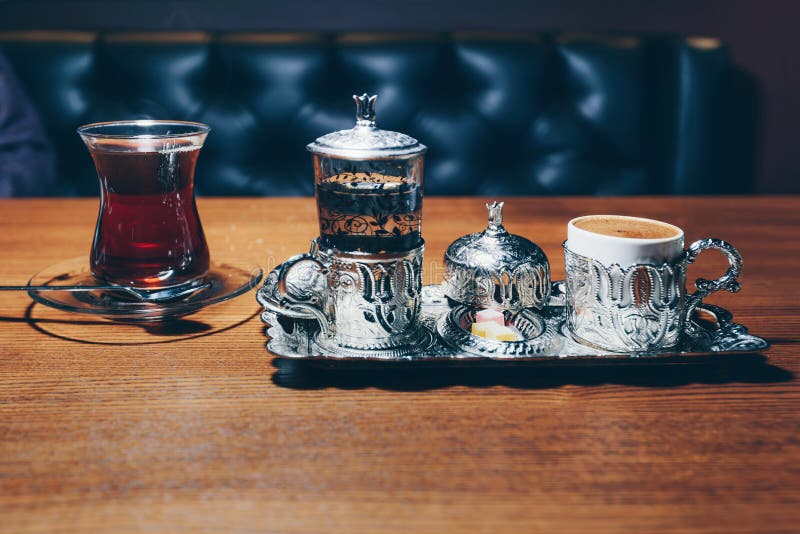 Turkse Thee En Koffie Op De Lijst Stock Afbeelding - Afbeelding ...