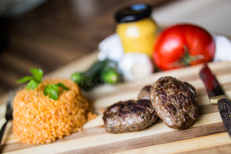 Turkse Vleesballetje En Bulgur Rijst Stock Afbeelding - Image of ...