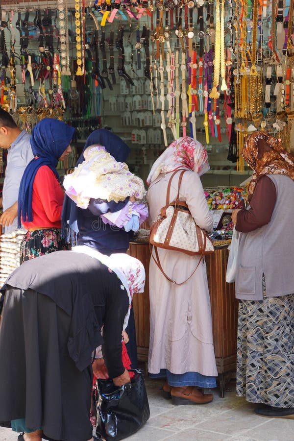 Turkse Vrouwen Dragen Traditionele Kleding En Zitten Op Stoelen Tussen ...