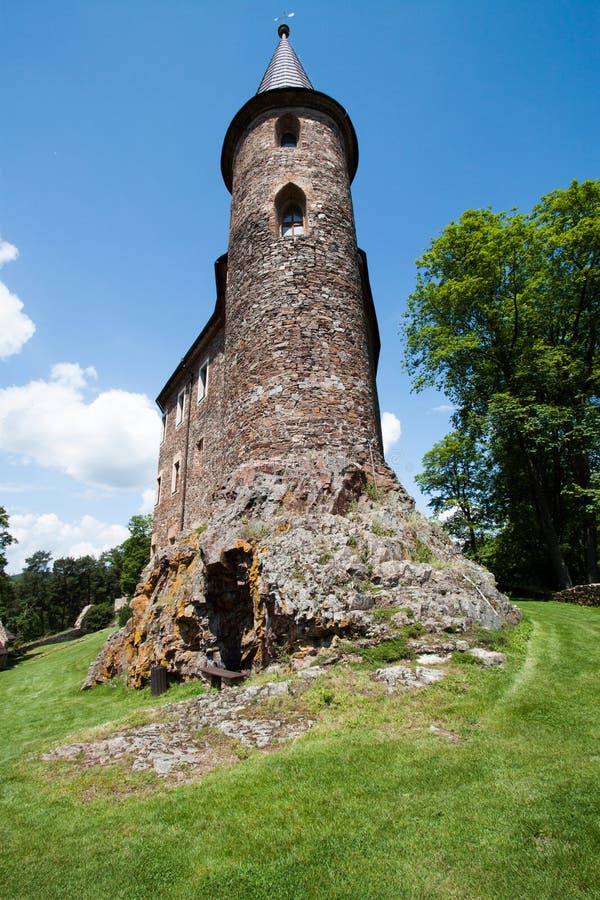 Turm auf Schloss Hasenburg stockfoto. Bild von felder - 45787082