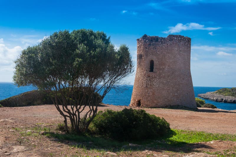 Turm auf Strand stockbild. Bild von berg, sonnenuntergang - 60725455