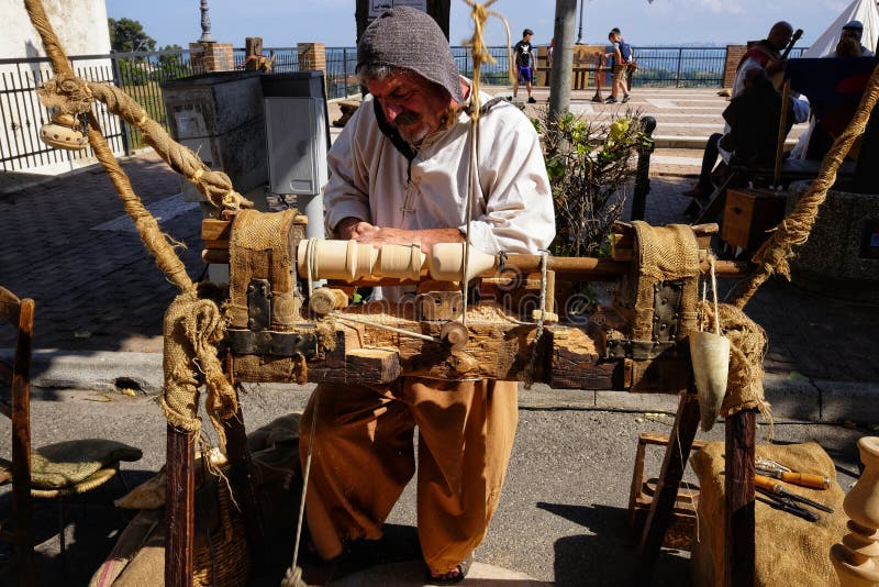 Turner Con Il Tornio Di Legno Del Pedale Fotografia Editoriale ...