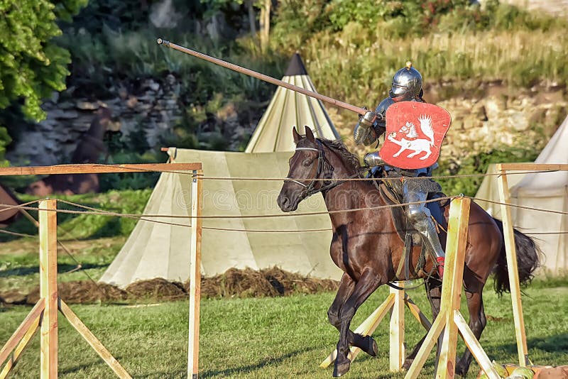 Turnierender Ritter on Horseback Redaktionelles Stockbild - Bild von ...