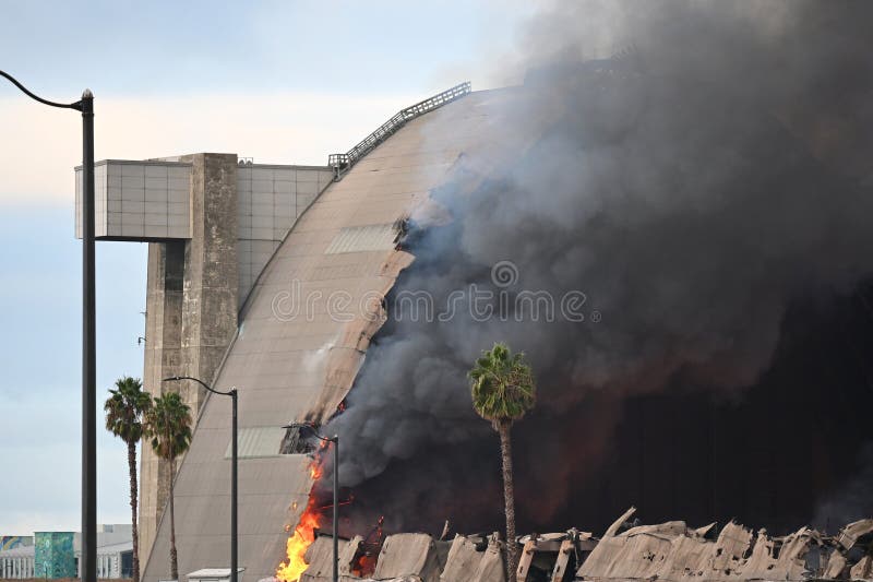 TUSTIN, CALIFORNIA - 7 NOV 2023: the MCAS Tustin Blimp Hangar on Fire ...