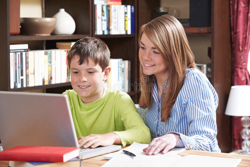 Tutor Helping Boy Studying Zu Hause Stockfoto - Bild von lernen, schule ...