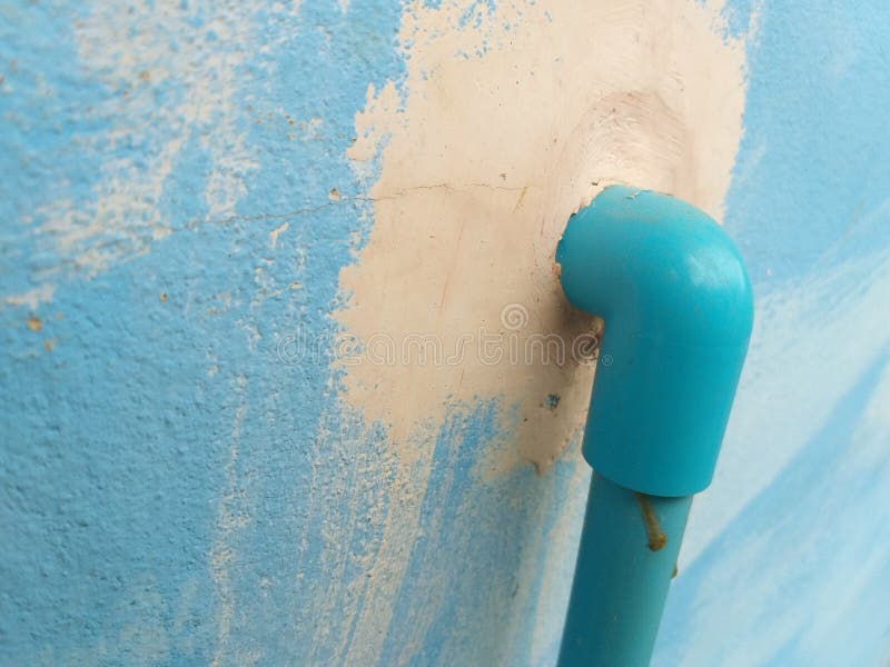 Tuyau De PVC Sur La Texture Bleue De Mur De Ciment Image stock - Image ...