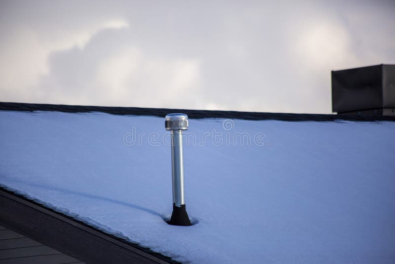 Tuyau De Ventilation Sur Un Toit Image stock - Image du toit, tube ...