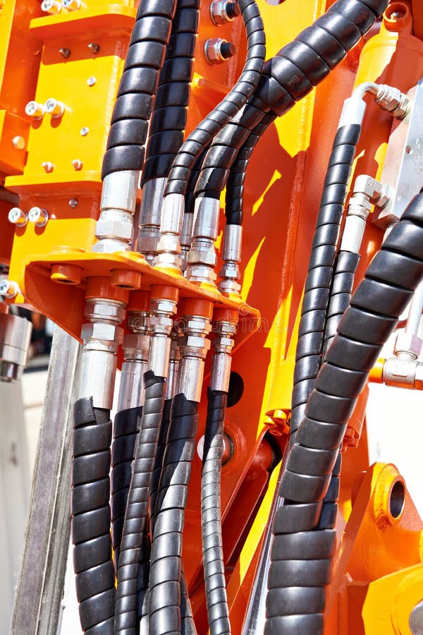 Tuyaux De Machine Hydraulique Photo stock - Image du orange, acier ...